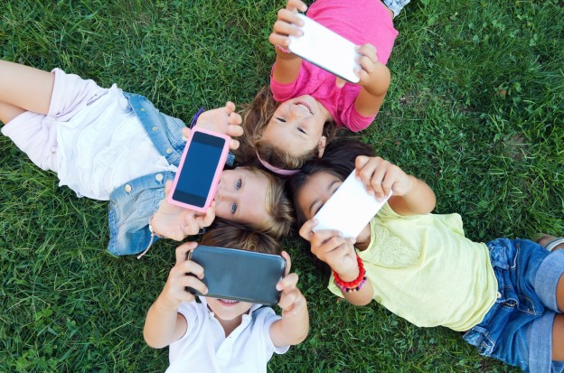 What Age Should You Get Your Kids Mobile Phones and How to Keep Them ...